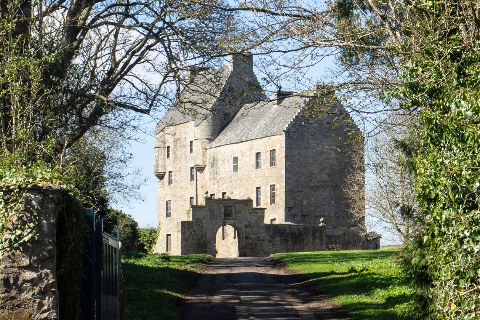 Outlander & Castles Filming Locations Tour from Edinburgh | VisitScotland